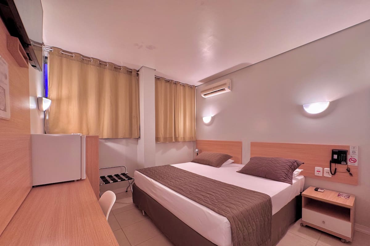Quarto luxo | Escrivaninha, espaço de trabalho para notebook, cortinas blackout