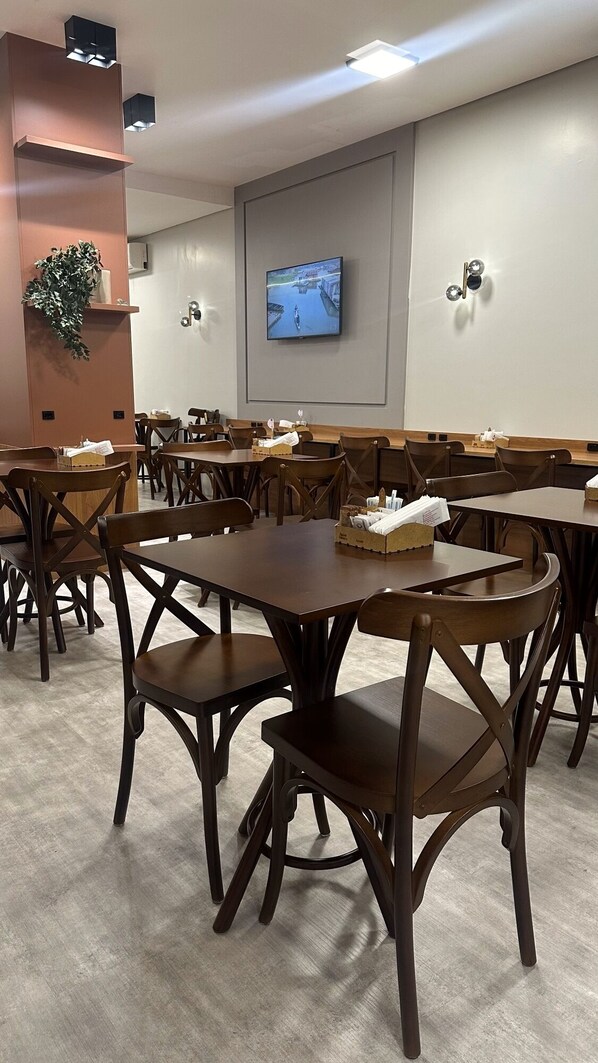 Café da manhã com buffet grátis todos os dias