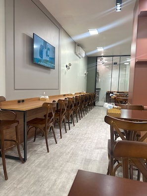 Café da manhã com buffet grátis todos os dias