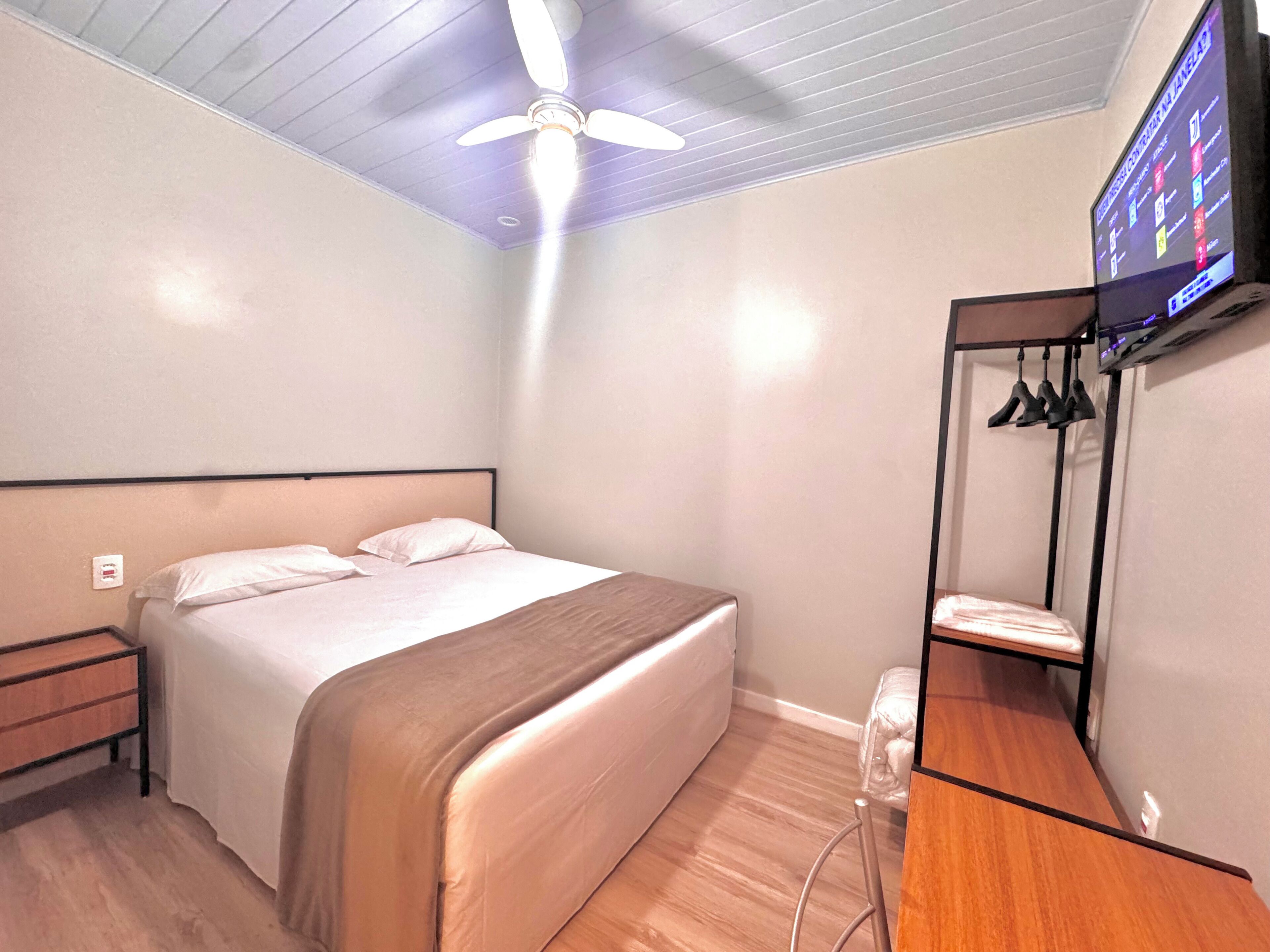Quarto econômico | Escrivaninha, espaço de trabalho para notebook, cortinas blackout
