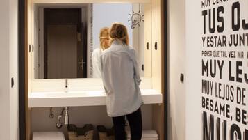 Um polibã, artigos de higiene pessoal grátis