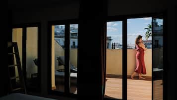 Double Room Plus with Terrace | Cofres nos quartos, cortinas blackout, Wi-Fi de cortesia, roupa de cama