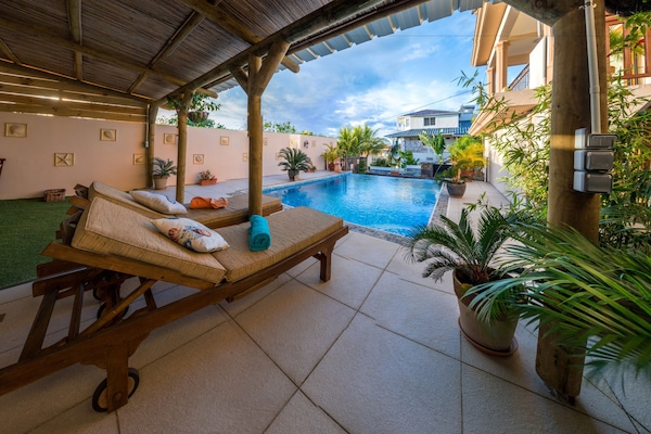 Terraço com espreguiçadeiras