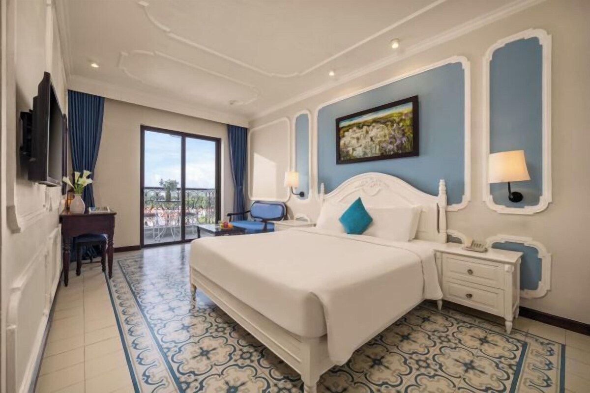 Edredões de penas, minibar, cofre no quarto, secretária