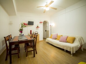 Apartamento, 1 quarto | Sala de estar | TV de ecrã plano