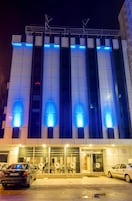 Fachada da propriedade à noite