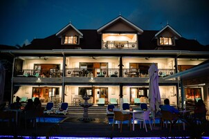 Fachada da propriedade à noite