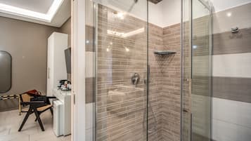 Quarto casal superior | Banheiro | Chuveiro, produtos de toalete biodegradáveis, secador de cabelo