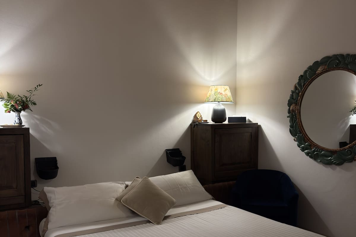 Quarto Duplo, adaptado para pessoas com dificuldades de mobilidade | 2 quartos, roupa de alta qualidade, edredões de penas, cofre no quarto