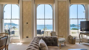 Apartamento Nobre, 1 cama queen-size e sofá-cama, cozinha, vista para o mar (Lady Astor Apartment) | Sala de estar | TV de ecrã plano, piso aquecido