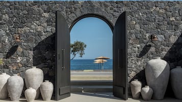 Na praia, praia de areia negra, espreguiçadeiras, toalhas de praia