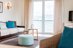 Suite mit Balkon | Sala de estar | Televisor de ecrã plano de 20 polegadas com canais por cabo, televisor 