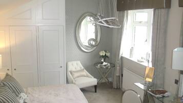 Quarto Duplo Superior, 1 cama king-size | Com decoração personalizada, com mobília individualizada, secretária