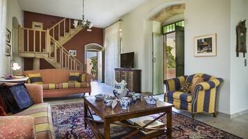 Villa Deluxe, piscina privativa, vista para o mar | Sala | TV de ecrã plano, leitor de DVD