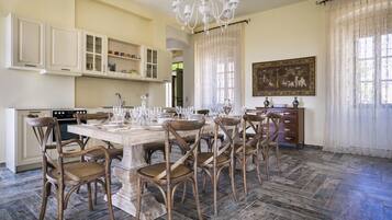 Villa Deluxe, piscina privativa, vista para o mar | Cozinha privada | Um frigorífico/congelador grande, um micro-ondas, um forno