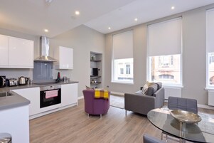 Cofre no quarto, secretária, ferro/tábua de engomar 