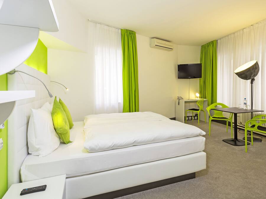 Quarto Twin Deluxe | Roupa de alta qualidade, edredões de penas, cofre no quarto, secretária