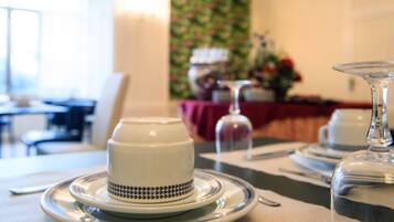 Café da manhã com buffet todos os dias (EUR 5 por pessoa)