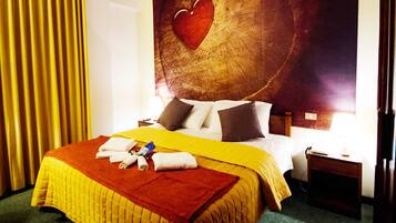 Quarto casal, sacada | Roupas de cama premium, frigobar, cofres nos quartos, escrivaninha