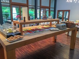 Café da manhã com buffet grátis todos os dias