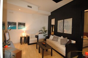 Apartamento, 1 quarto (Santa Chiara) | Sala de estar | TV de ecrã plano 