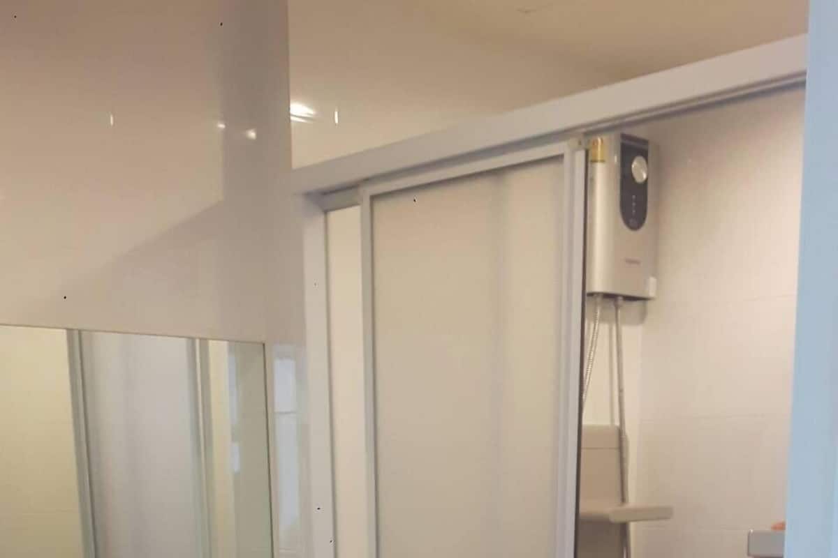 Apartamento em Condomínio Fechado, 1 quarto | Casa de banho | Um polibã, artigos de higiene pessoal grátis, um secador de cabelo