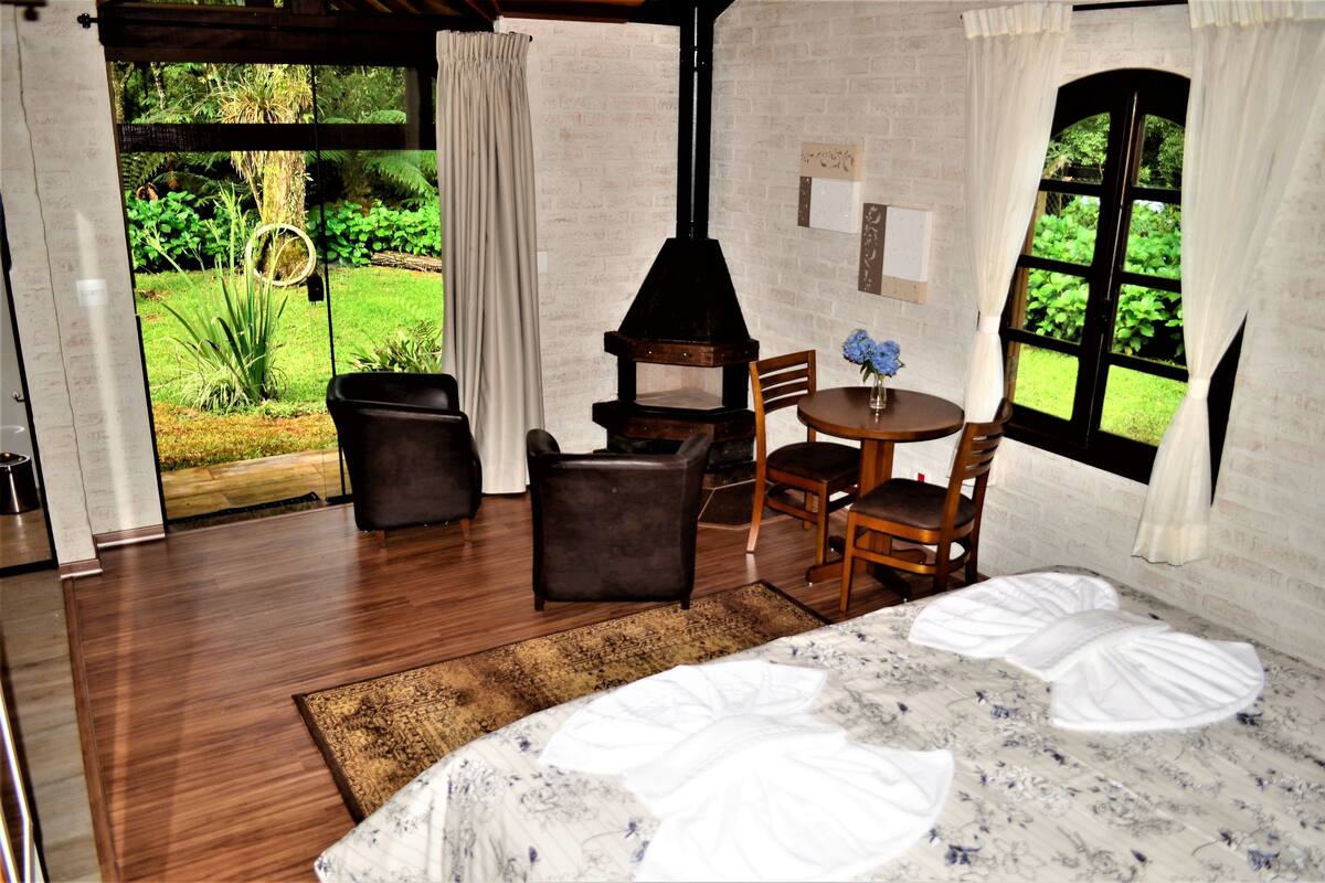 Suite Design, 1 cama king-size, banheira de hidromassagem, junto ao jardim | Roupa de alta qualidade, camas de colchão pillowtop, minibar 
