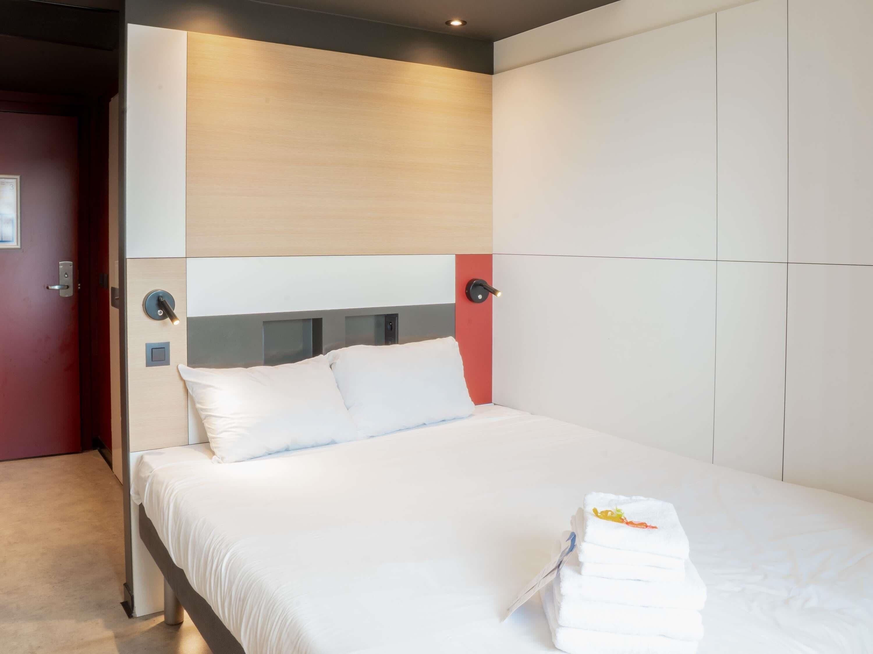 Quarto, várias camas | Cortinas/cortinados opacos, quartos insonorizados 