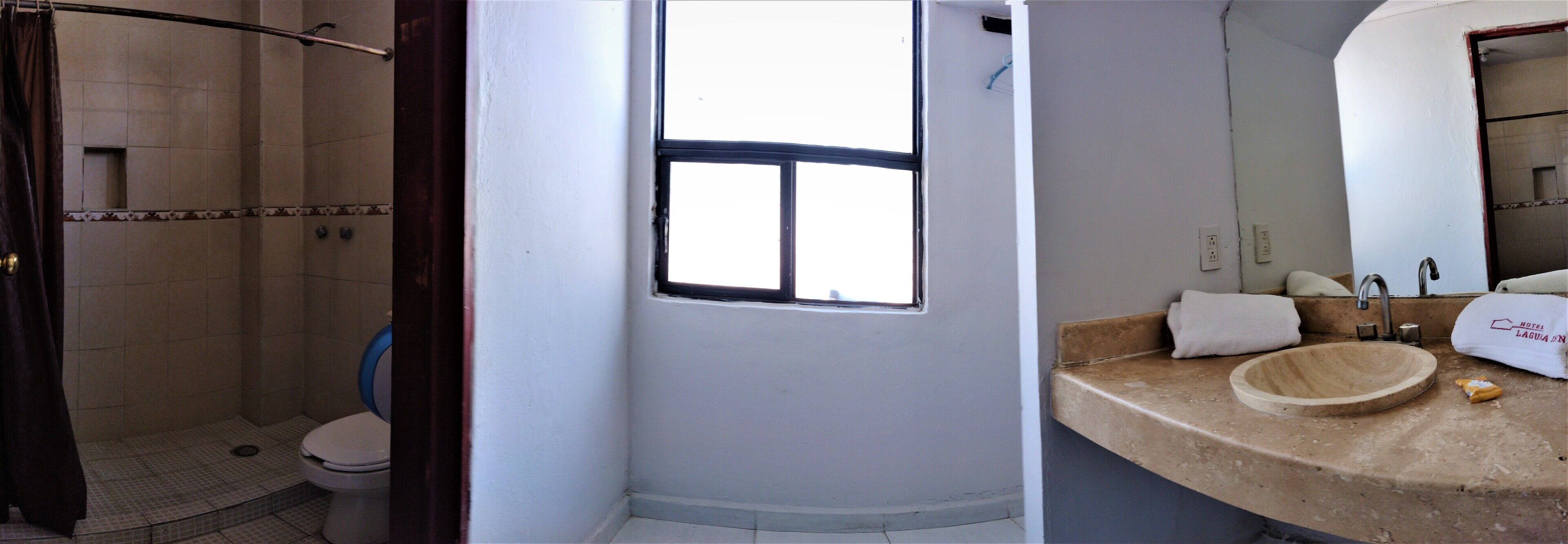 Quarto Duplo Standard, 2 camas de casal | Casa de banho | Um polibã, um chuveiro fixo, toalhas fornecidas, sabão 