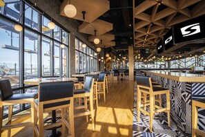 2 restaurantes, café da manhã, culinária americana