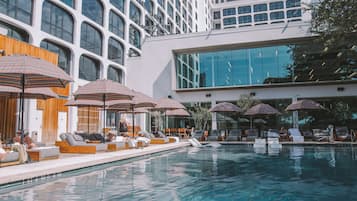 Piscina exterior, uma piscina aquecida, guarda-sóis, espreguiçadeiras