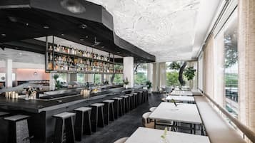 3 bares/lounges, um bar junto à piscina
