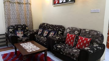 Casa, 2 quartos | Sala de estar | TV de ecrã plano
