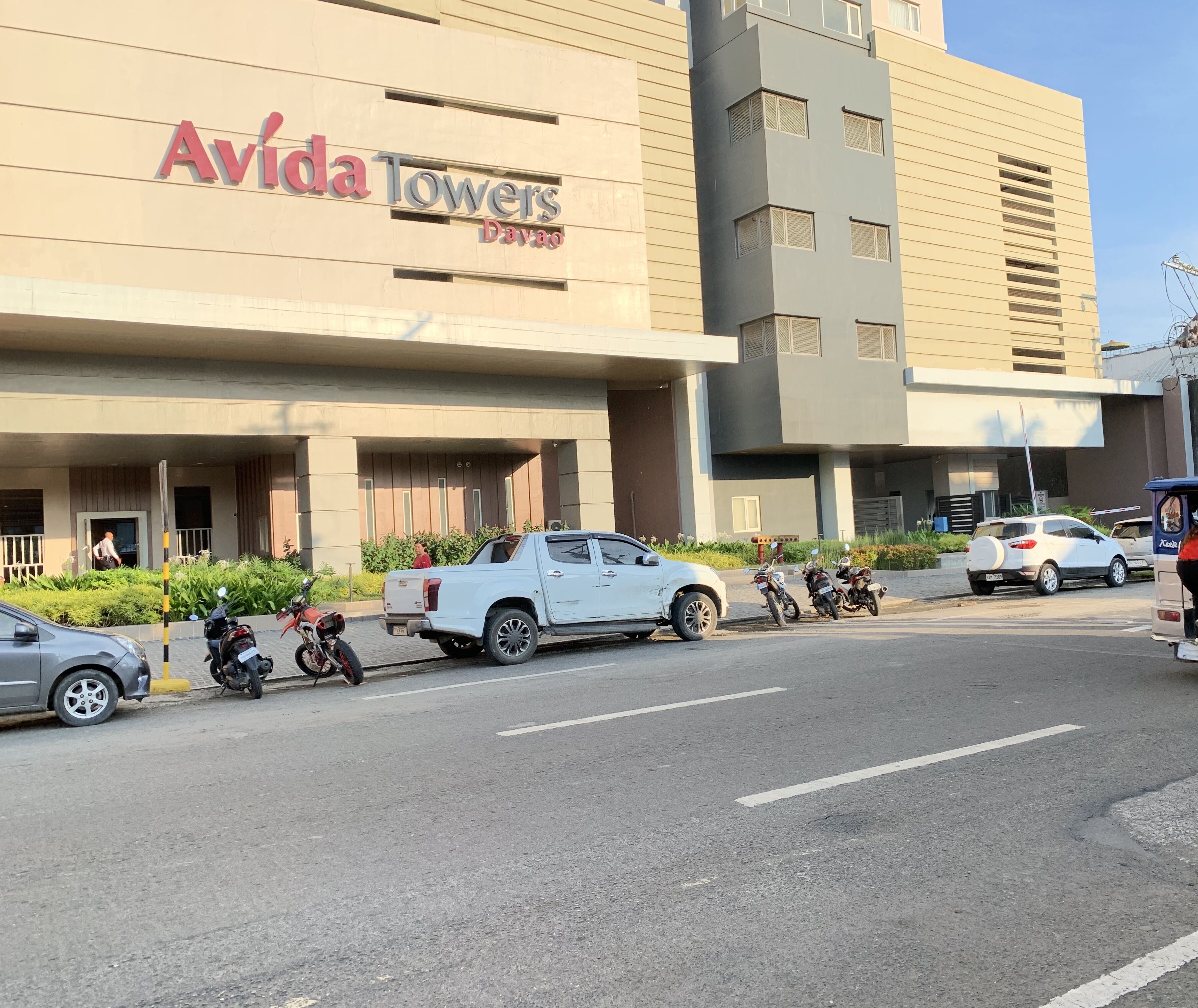Um edifício com uma placa que diz "Avida Towers Davao".