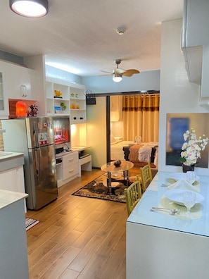 Apartamento de Luxo em Condomínio Fechado, 1 quarto, ar condicionado, vista para o mar | 1 quarto, edredões de penas, com decoração personalizada 