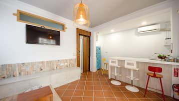 Casa família, 2 quartos, sacada, no mezanino | Área de estar | TV