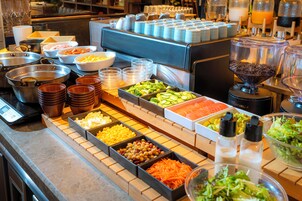Pequeno-almoço tipo buffet diário mediante uma taxa