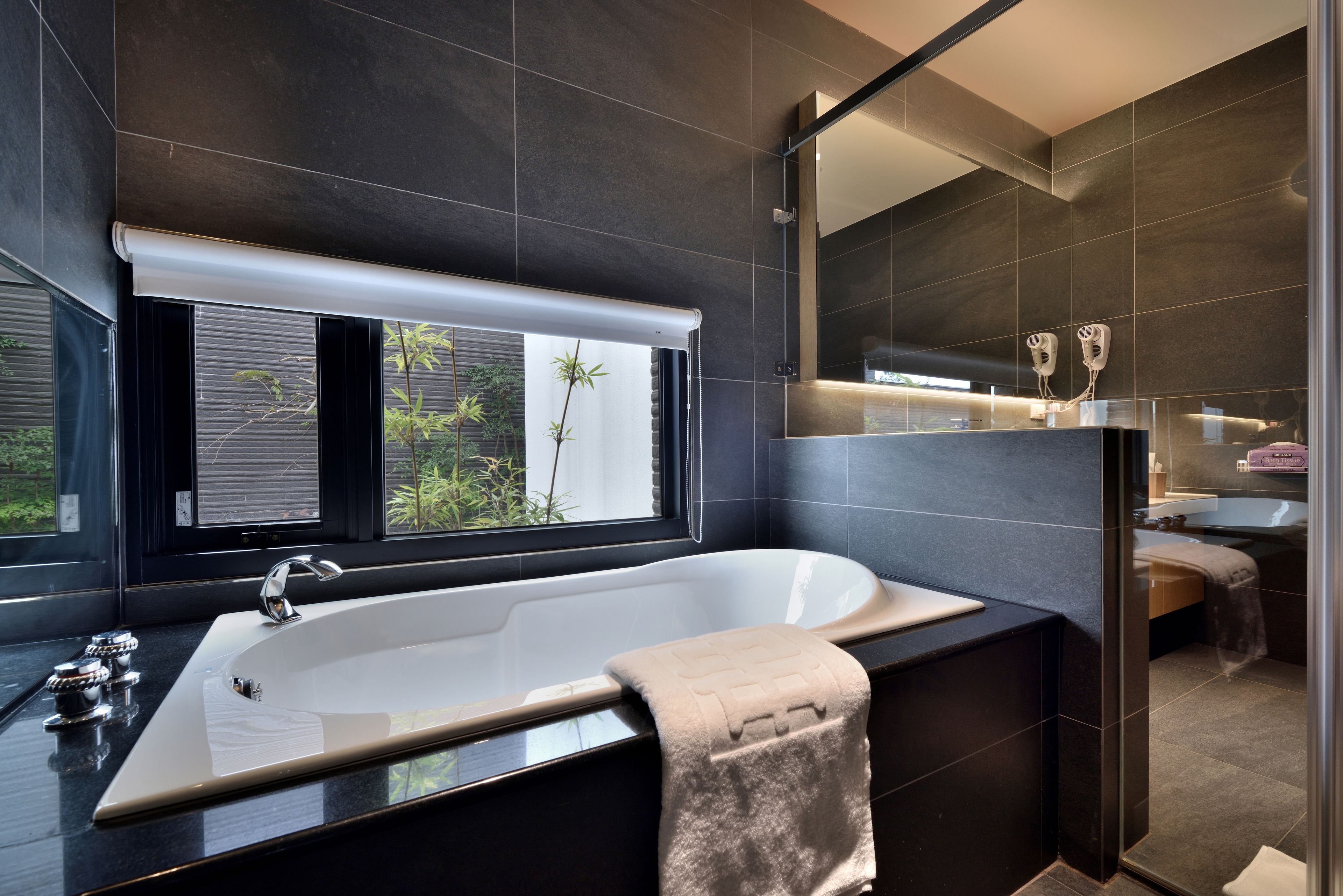 Quarto Quádruplo Familiar | Casa de banho | Artigos de higiene pessoal grátis, um secador de cabelo, chinelos 