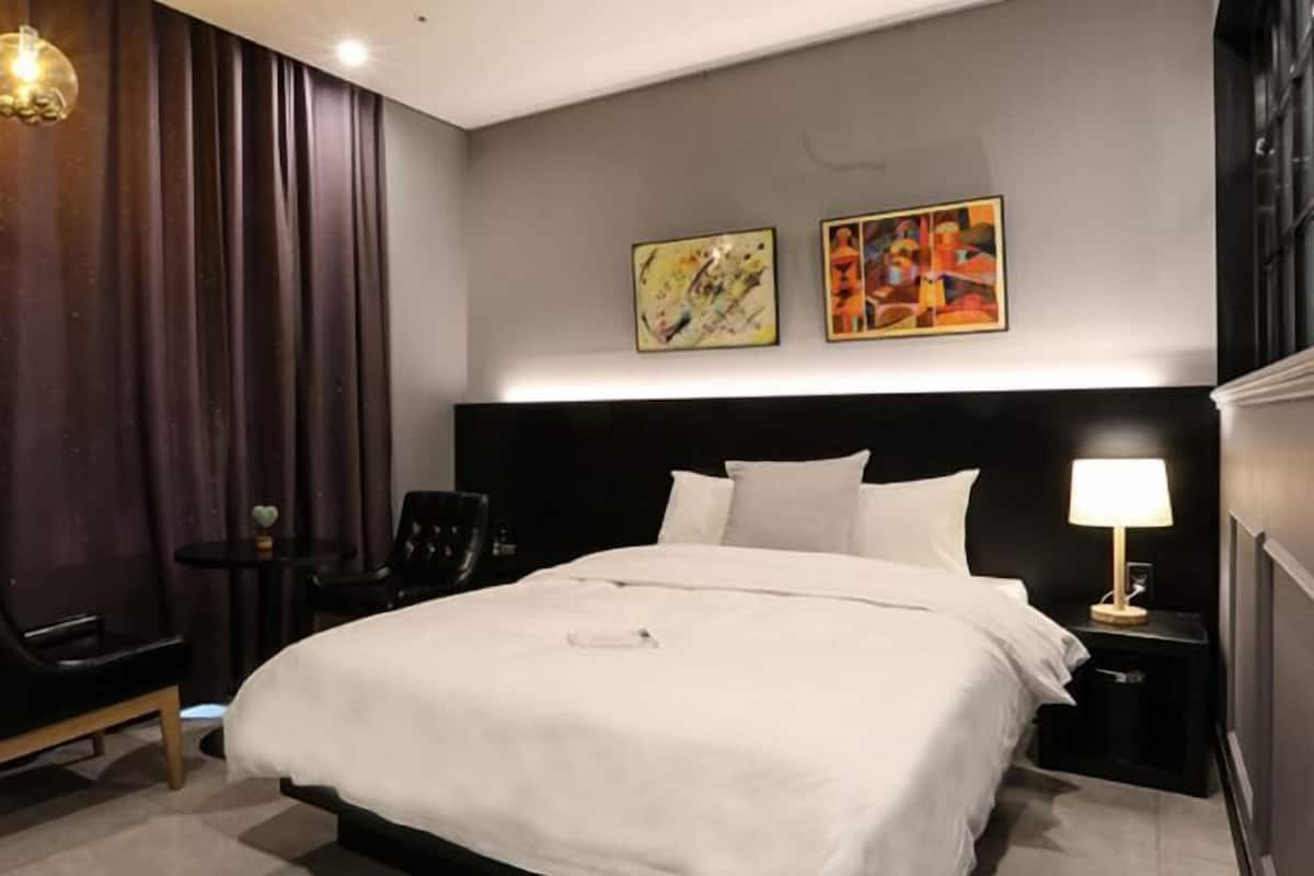 Com decoração personalizada, secretária