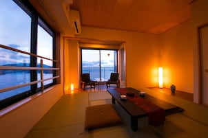 Quarto tradicional, para não fumantes, vista para o oceano (Top Floor Corner JP Style,Shared Bath) | Cofres nos quartos, escrivaninha, ferros/tábuas de passar roupa