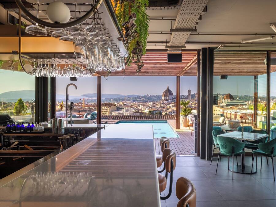 2 bares/lounges, um bar junto à piscina