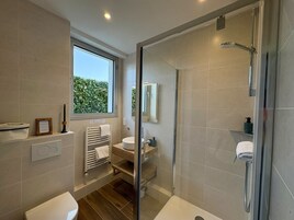 Chambre Superieure | Casa de banho | Um polibã, artigos de higiene pessoal grátis, um secador de cabelo