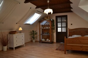 Duplex, 2 quartos, cozinha | Roupas de cama premium, escrivaninha, cortinas blackout, berços grátis