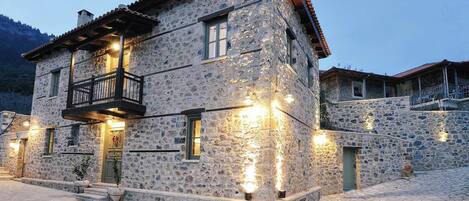 Fachada da propriedade à noite