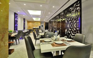 Café da manhã, almoço e jantar; culinária internacional 