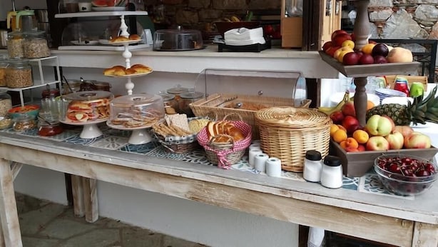 Um buffet com diversos alimentos e acompanhamentos.