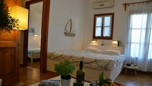 Um quarto aconchegante com cama, mesa de cabeceira e janela com cortinas.