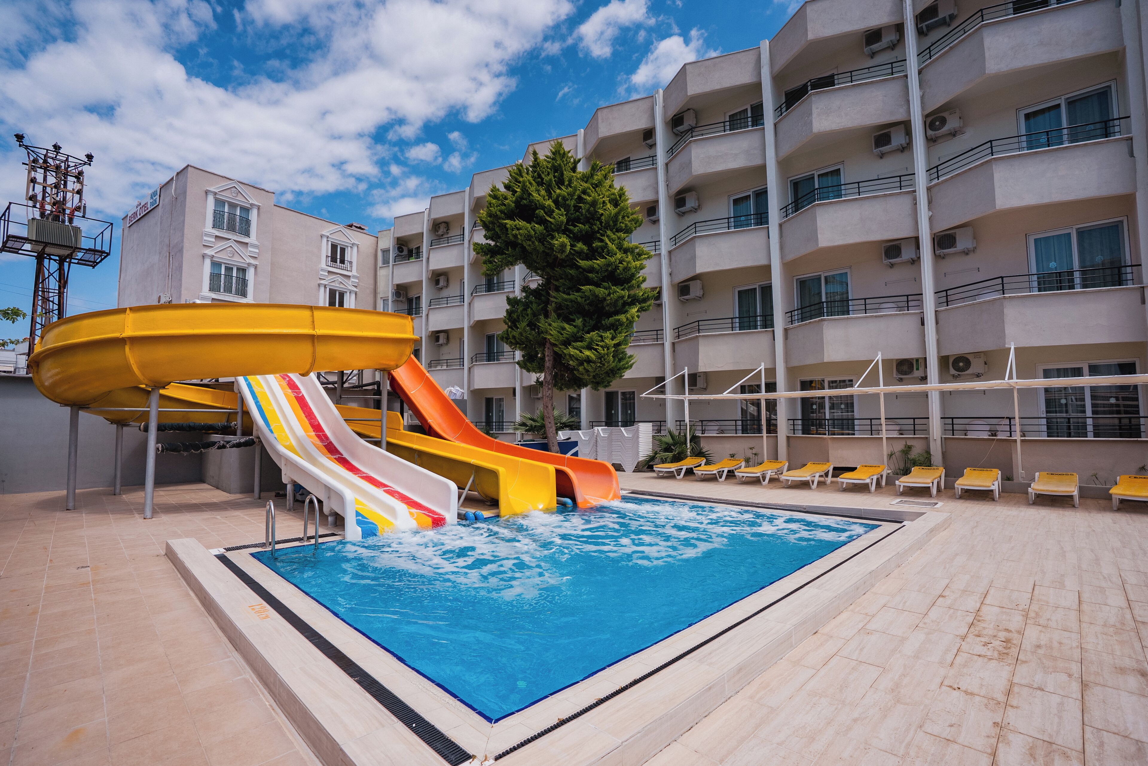 2 piscinas exteriores, espreguiçadeiras 