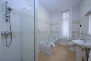 Quarto família | Banheiro | Chuveiro/banheira combinados, secador de cabelo, toalhas de banho