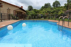 Piscina externa, espreguiçadeiras
